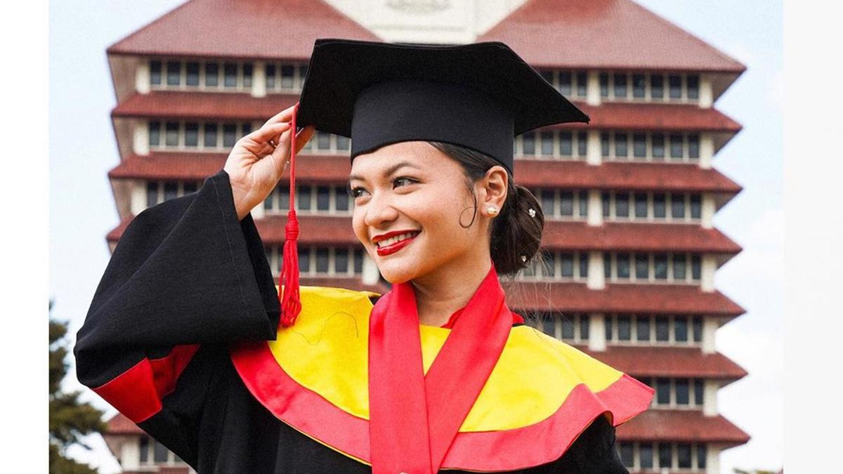 Momen Bahagia Wisuda Amel Carla, Resmi Meraih Gelar Sarjana Hukum