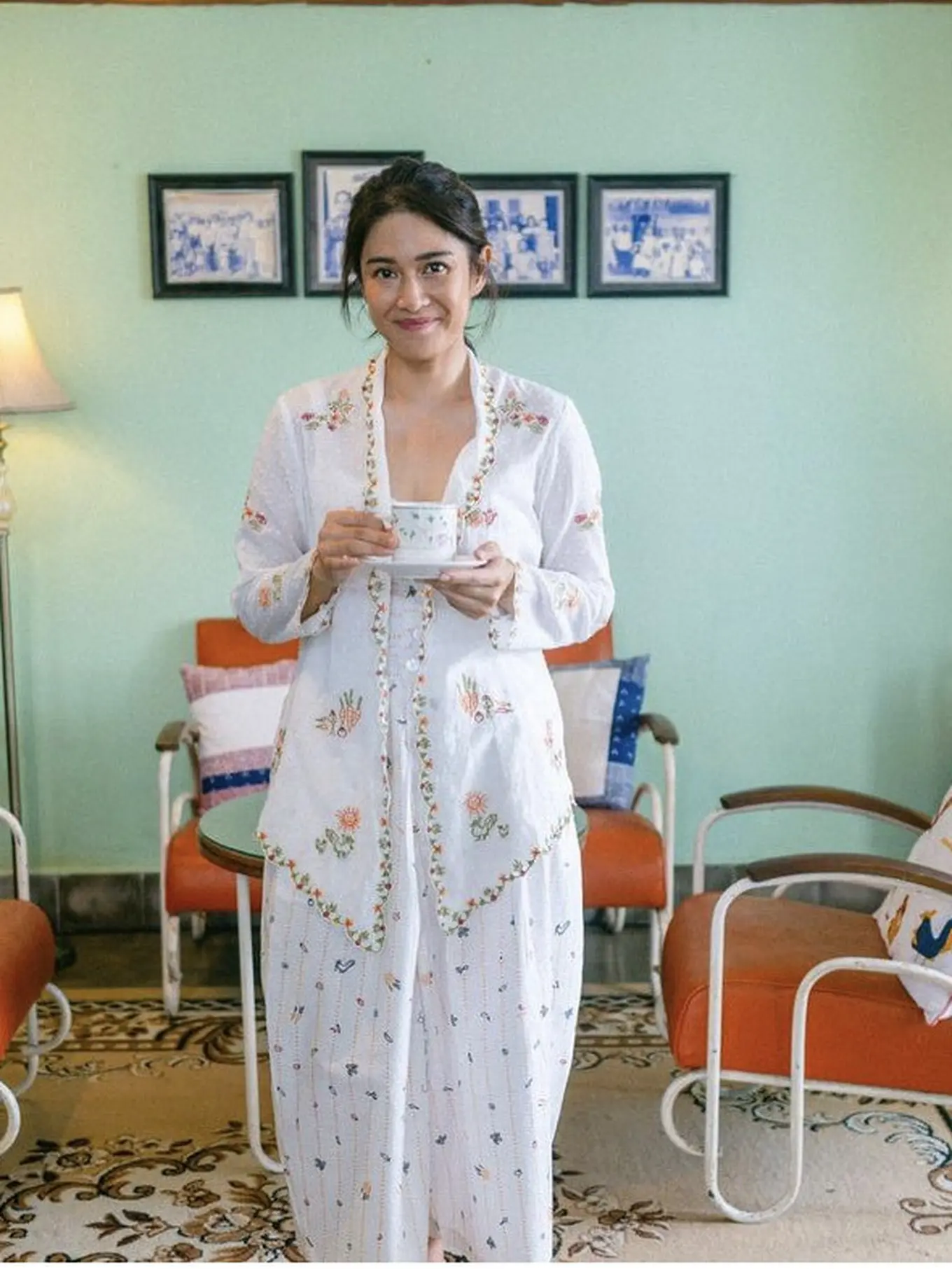 Gaya Kasual Elegan: Inspirasi Padu Padan Kebaya dan Celana dari Dian Sastrowardoyo hingga Rianti ...