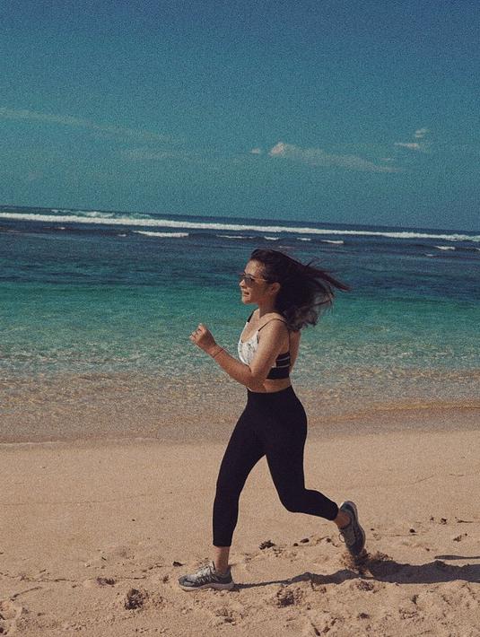 Sambut Tahun Baru, Prilly Latuconsina Siap Melangkah ke 2021 - Photo ...