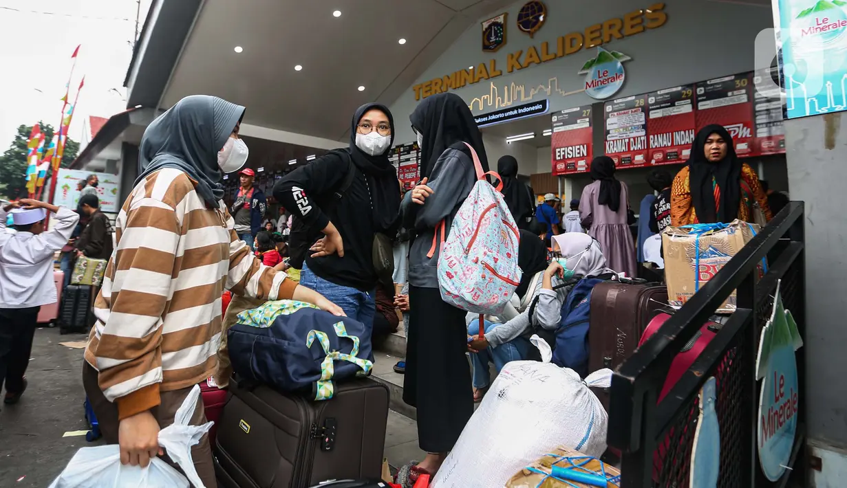 Mudik Lebih Awal, Calon Penumpang Padati Terminal Kalideres - Foto Liputan6.com