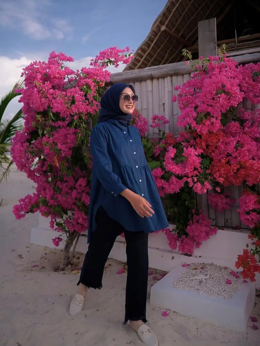 10 Ide Padu Padan Baju Warna Biru Dongker dengan Hijab, Simpel dan ...