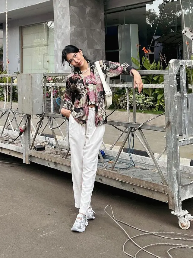 Gaya Kasual Elegan: Inspirasi Padu Padan Kebaya dan Celana dari Dian Sastrowardoyo hingga Rianti ...