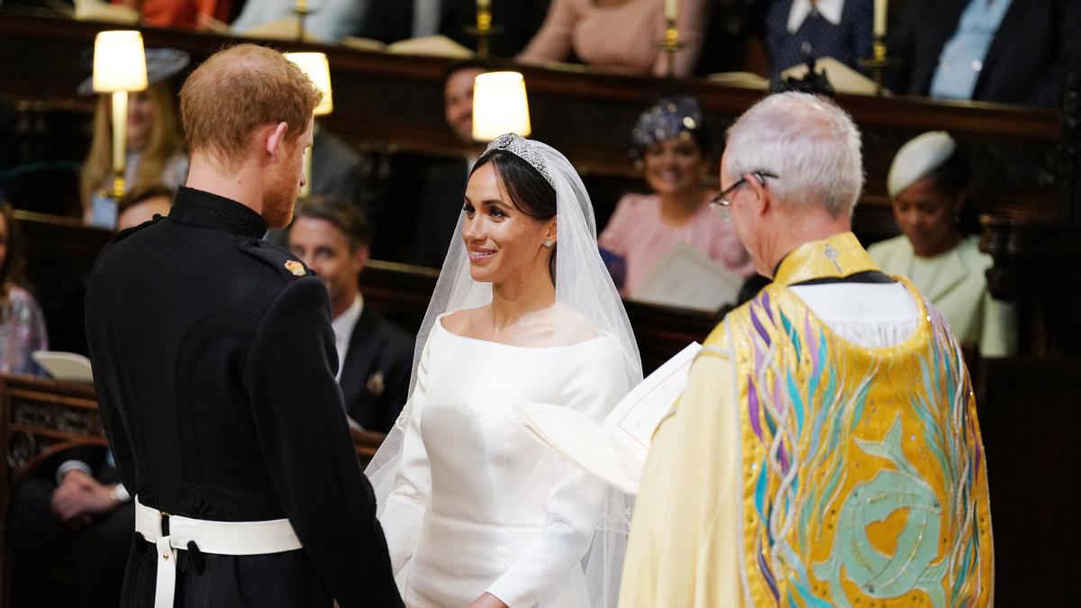 Harry dan Meghan Markle Dukung MU, Ratu Elizabeth Jagokan Chelsea ...