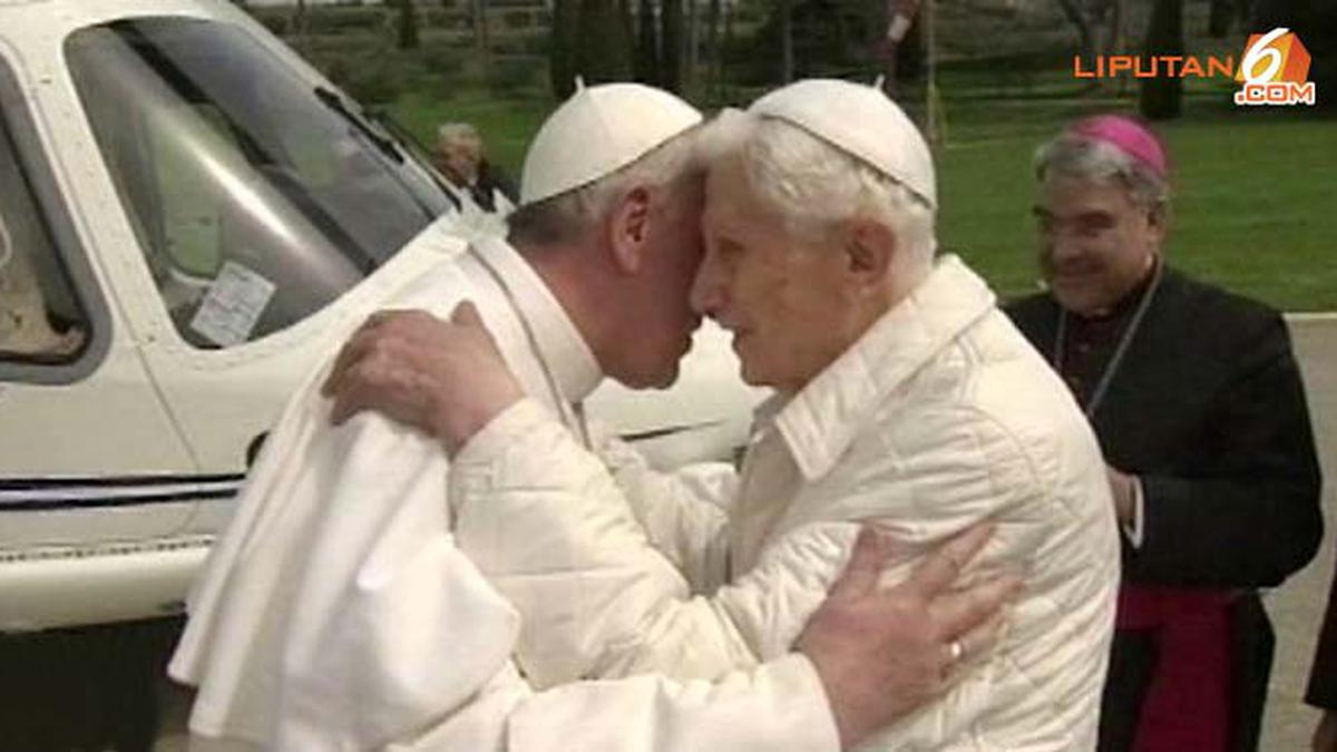 VIDEO: Paus Fransiskus Kunjungi Paus Benediktus di Istana - Global ...