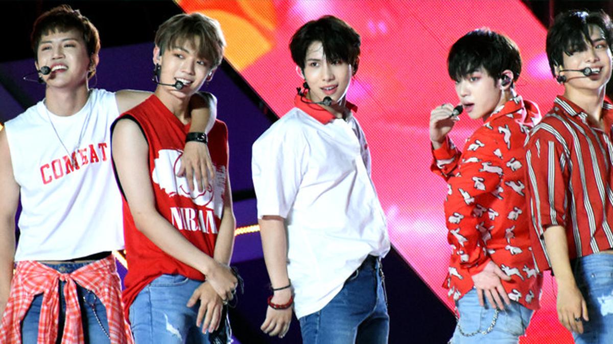 Grup Idol A.C.E Tampil di K-Food Fair 2019 - ShowBiz Liputan6.com