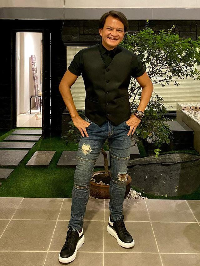 6 Potret Bugar Hedi Yunus di Usia 53 Tahun, Rutin Olahraga - Hot ...