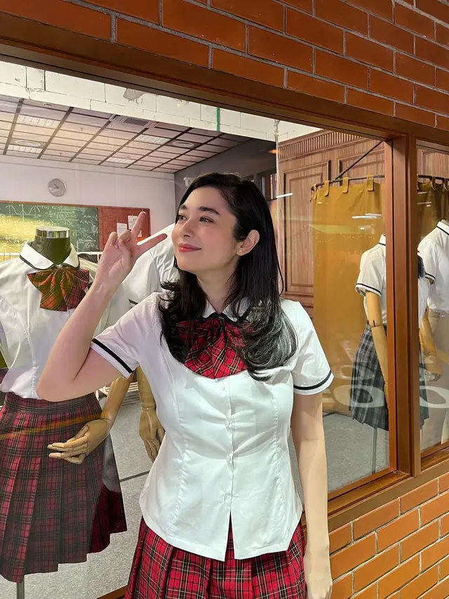 Sudah Kepala Tiga, Ini 7 Gaya Amanda Rigby Jadi Anak Sekolahan yang ...