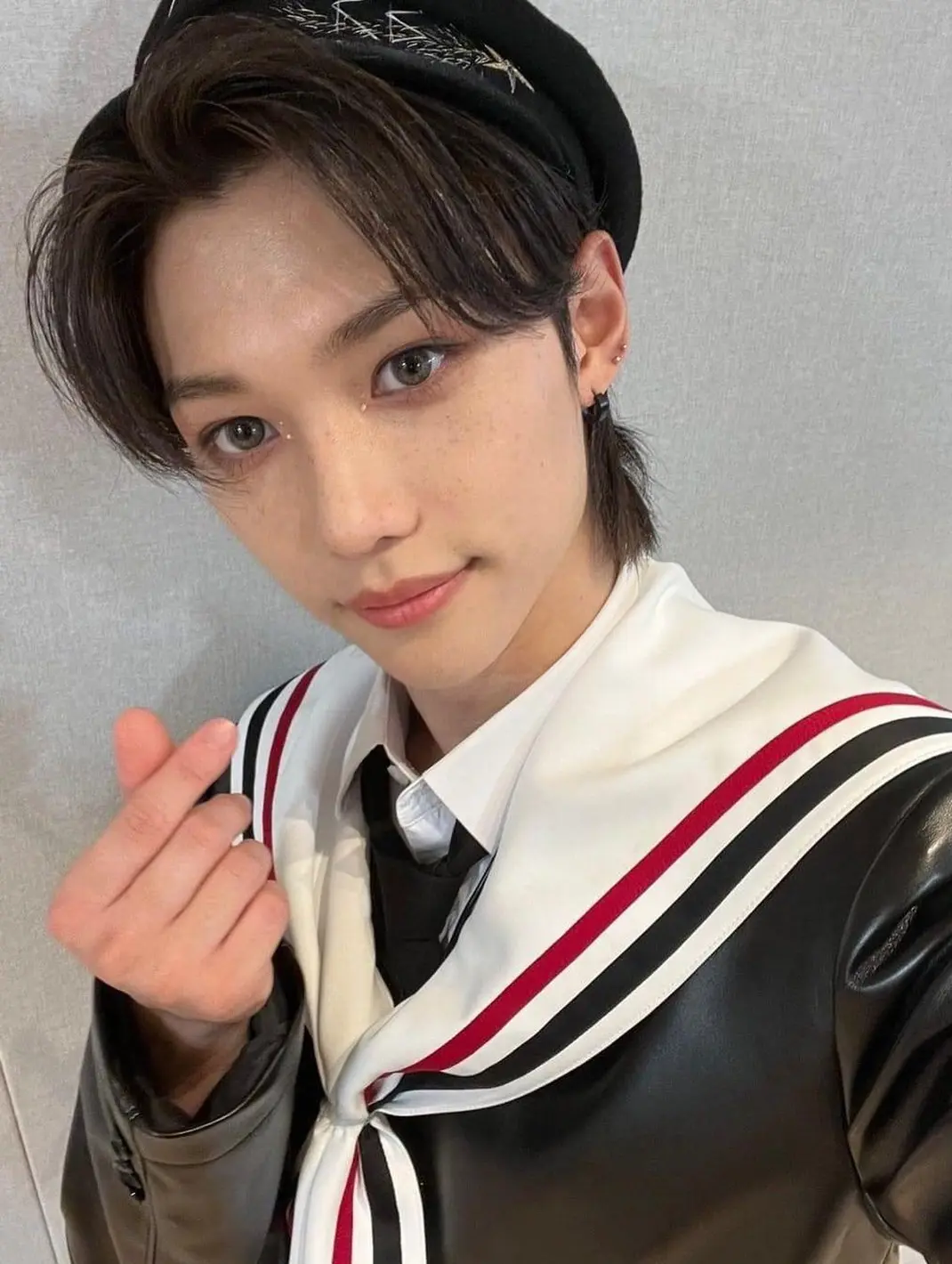 Potret Felix STRAY KIDS dengan Pose Finger Heart, Imut dan Menggemaskan ...