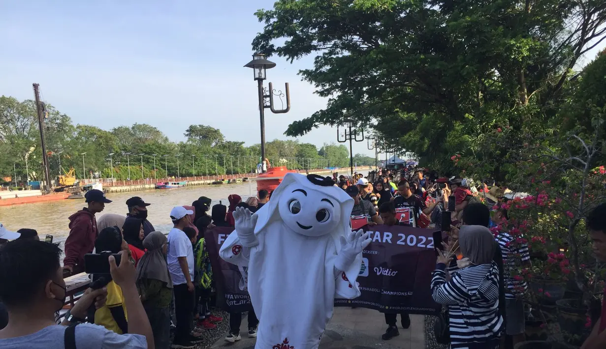 La'eeb Maskot Piala Dunia 2022 dan Marching Band FKPPI Banjarmasin ...