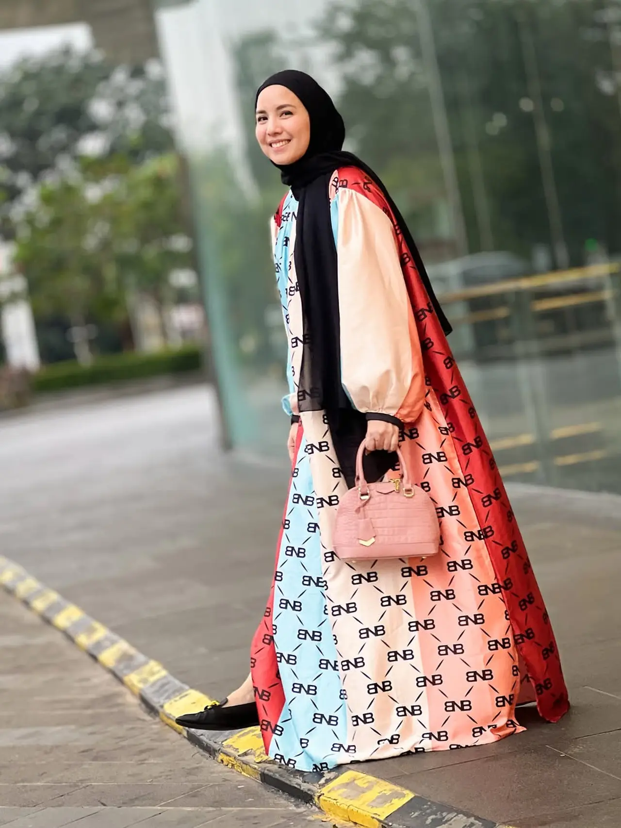 Jadi Artis yang Berangkat Haji 2025, Intip 6 Outfit Gamis Ala Tya ...