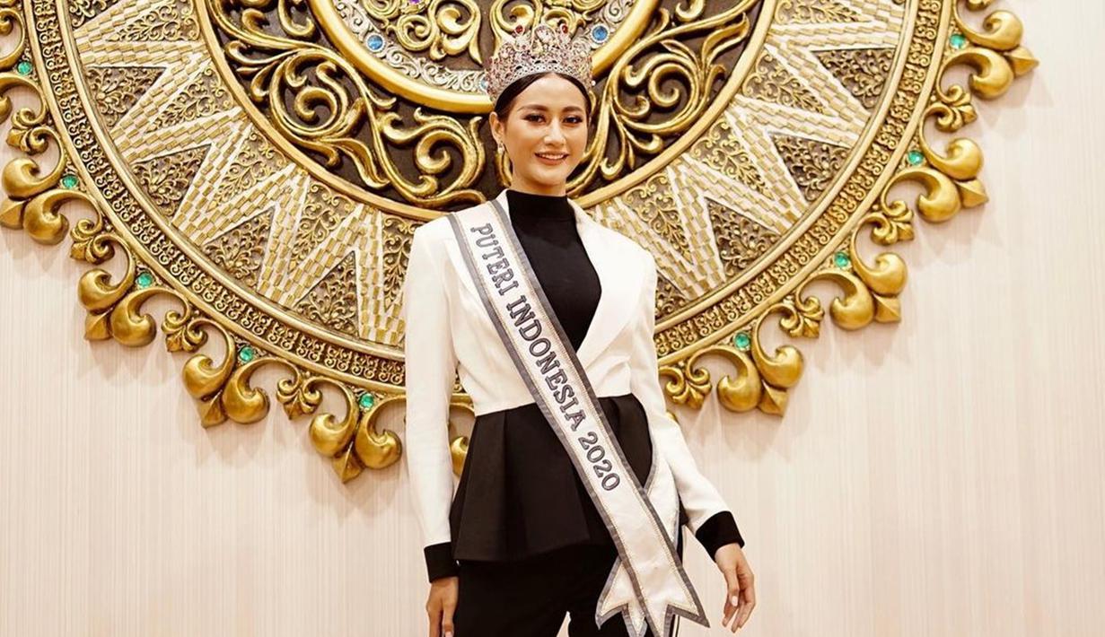 FOTO: Gaya Ayu Maulida dengan Busana Berkonsep Monokrom, Tampil Elegan ...