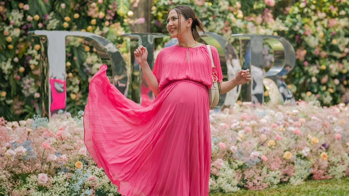 6 Gaya Romantis Bumil Jessica Mila dengan Dress Pink Cerah yang ...