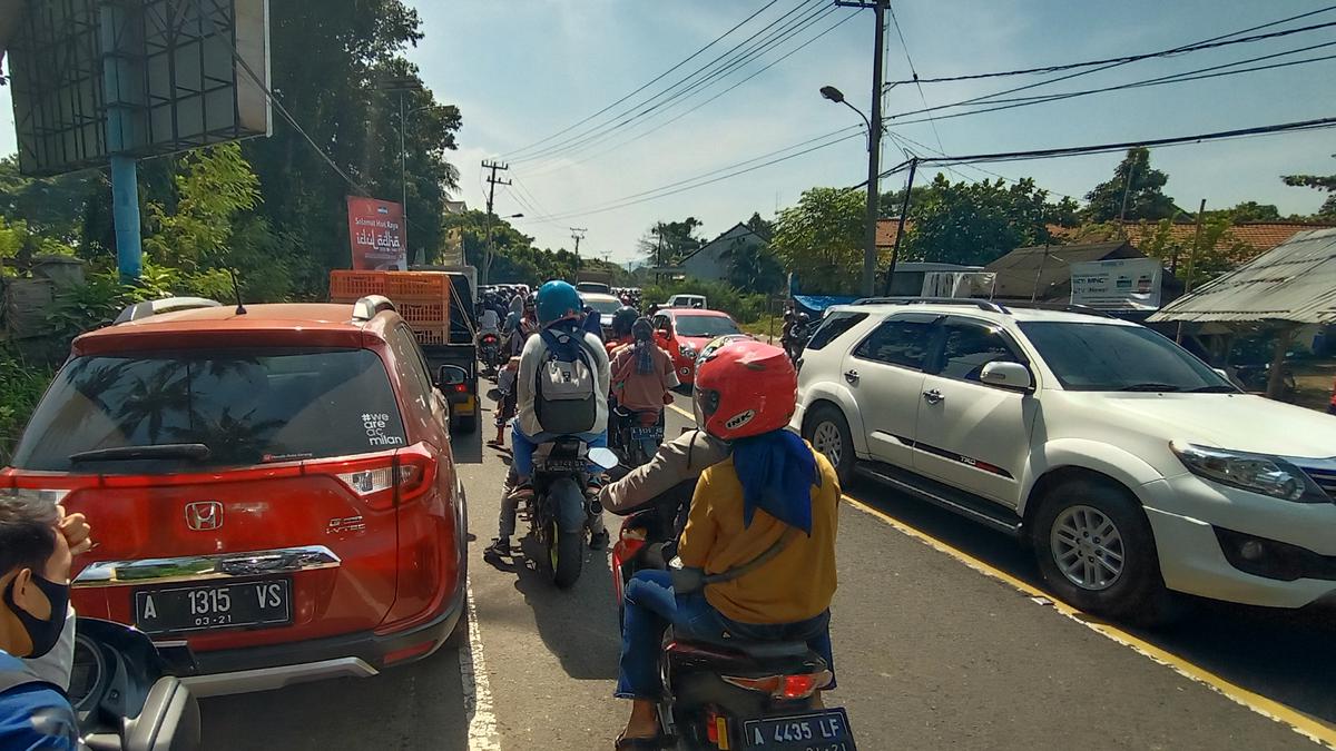 Macet, Polisi Berlakukan One Way di Jalur Wisata Anyer - Regional Liputan6.com
