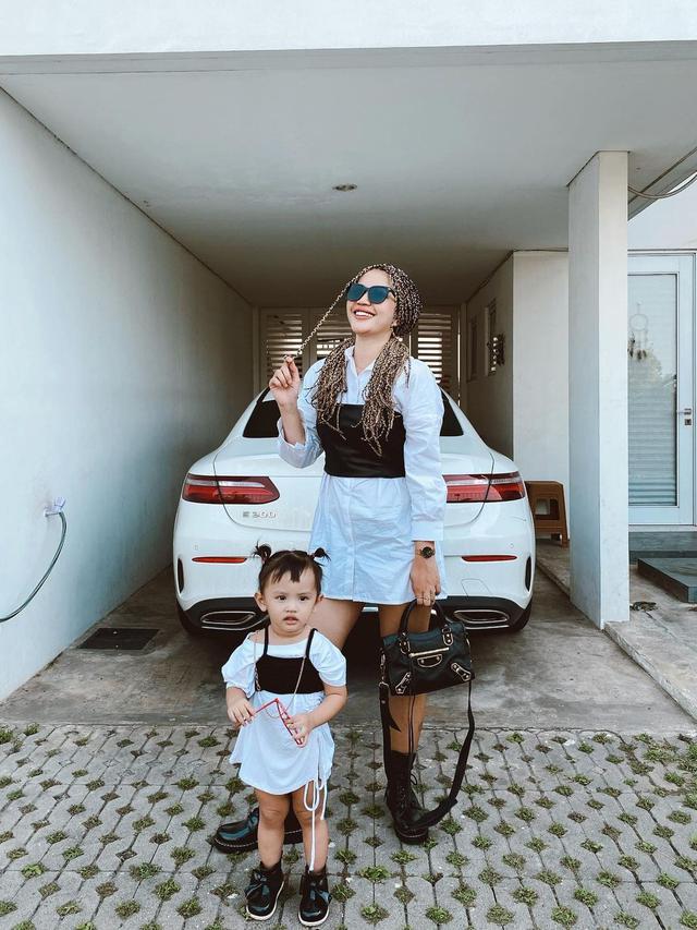 6 Potret Eriska Nakesya dengan Gaya Rambut Cornrow, Curi Perhatian ...