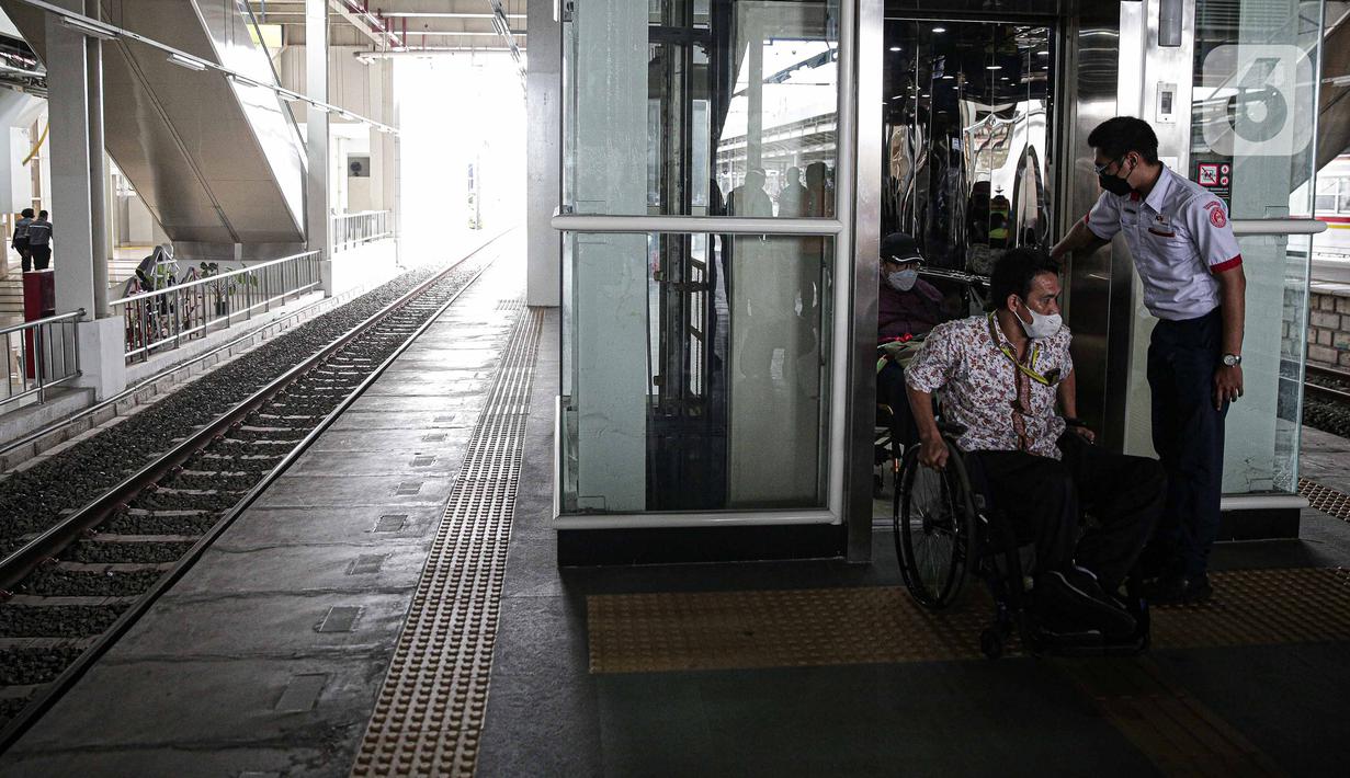 FOTO: Melihat Fasilitas untuk Penyandang Disabilitas di Stasiun Kereta - Page 1 - Foto Liputan6.com