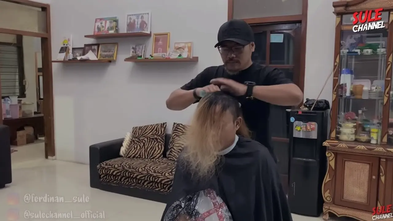 7 Potret Sule Cukur Rambut Panjang, Jadi Mirip Rizky Febian - Hot ...