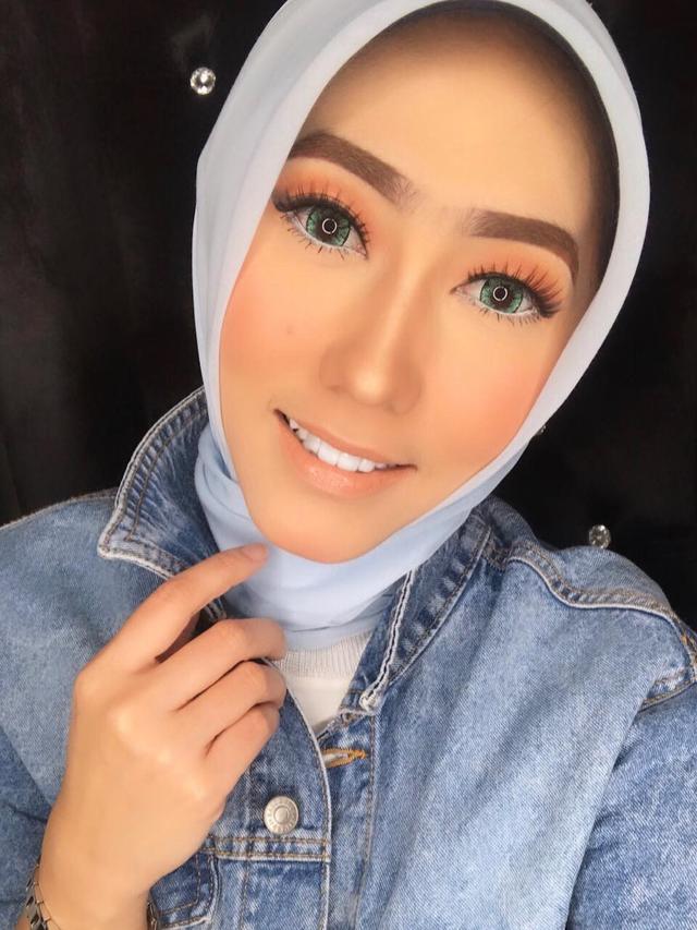 6 Potret Dina Risty Istri Muda Parto Patrio, Selisih Usia 18 Tahun ...