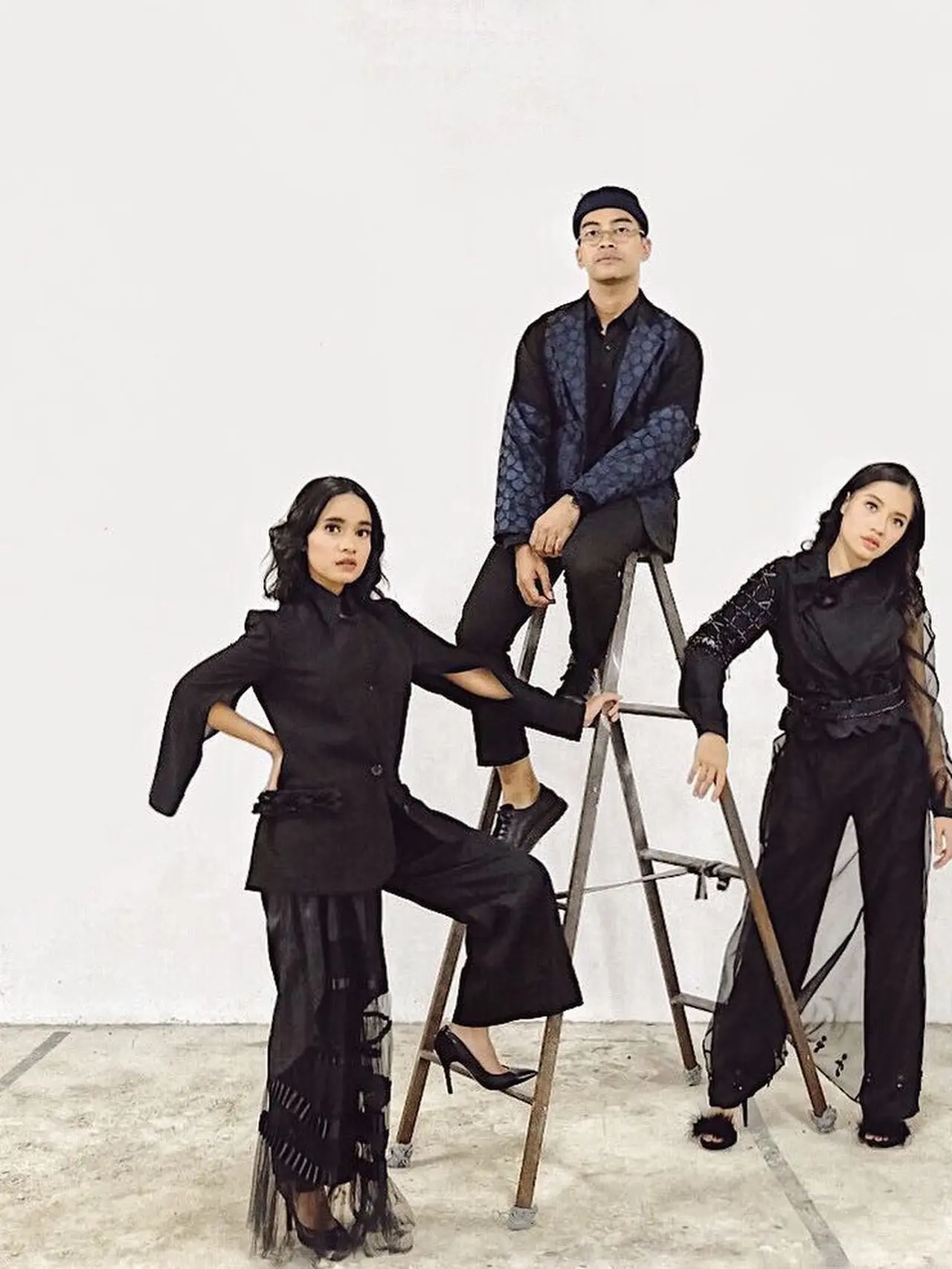 8 Gaya Kostum Grup GAC Super Stylish dan Anak Muda Banget - Fashion ...