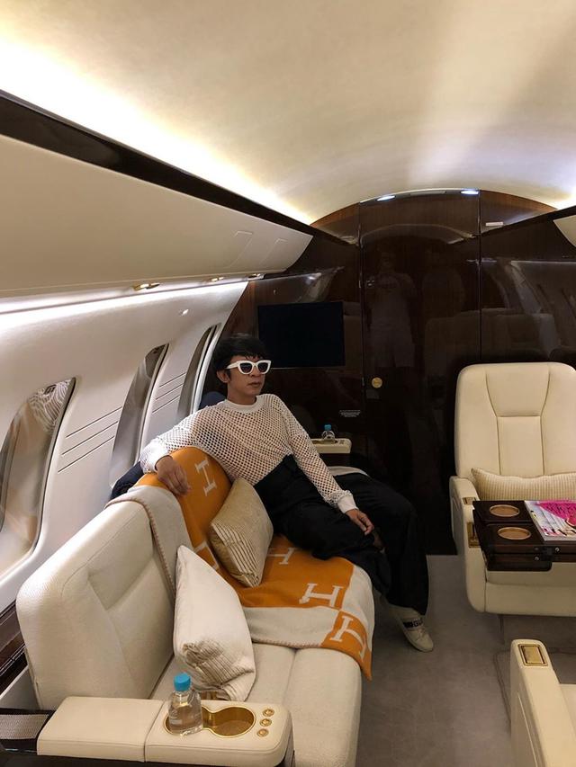 6 Gaya Aming Saat Naik Jet Pribadi, Elegan dan Mewah - Hot Liputan6.com