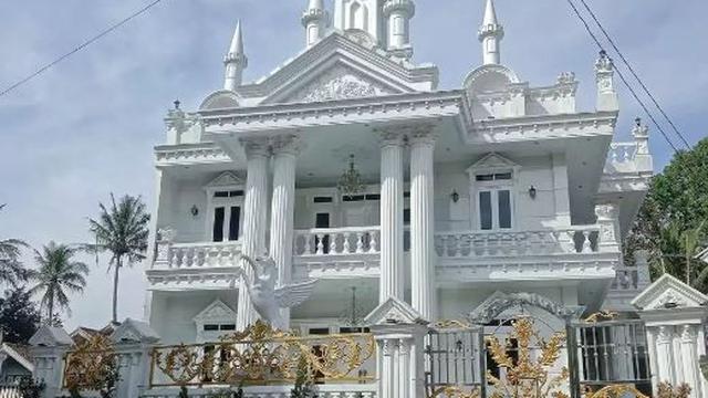 6 Potret Rumah Mewah di Garut yang Dijaga Ular Besar di Pagarnya