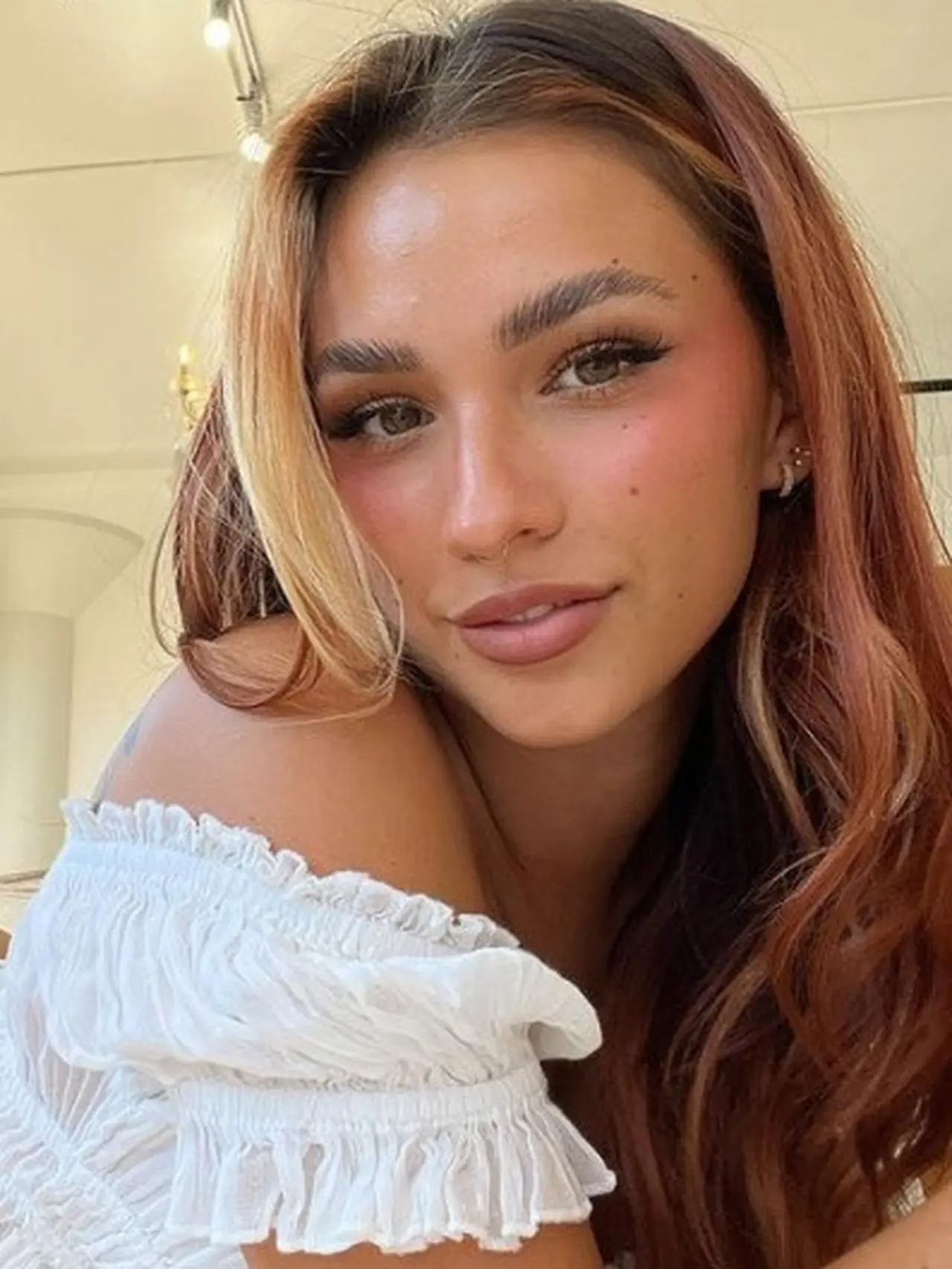 Model Galang Dana Bantuan Korban Kebakaran Maui Hawaii dengan Kirim ...