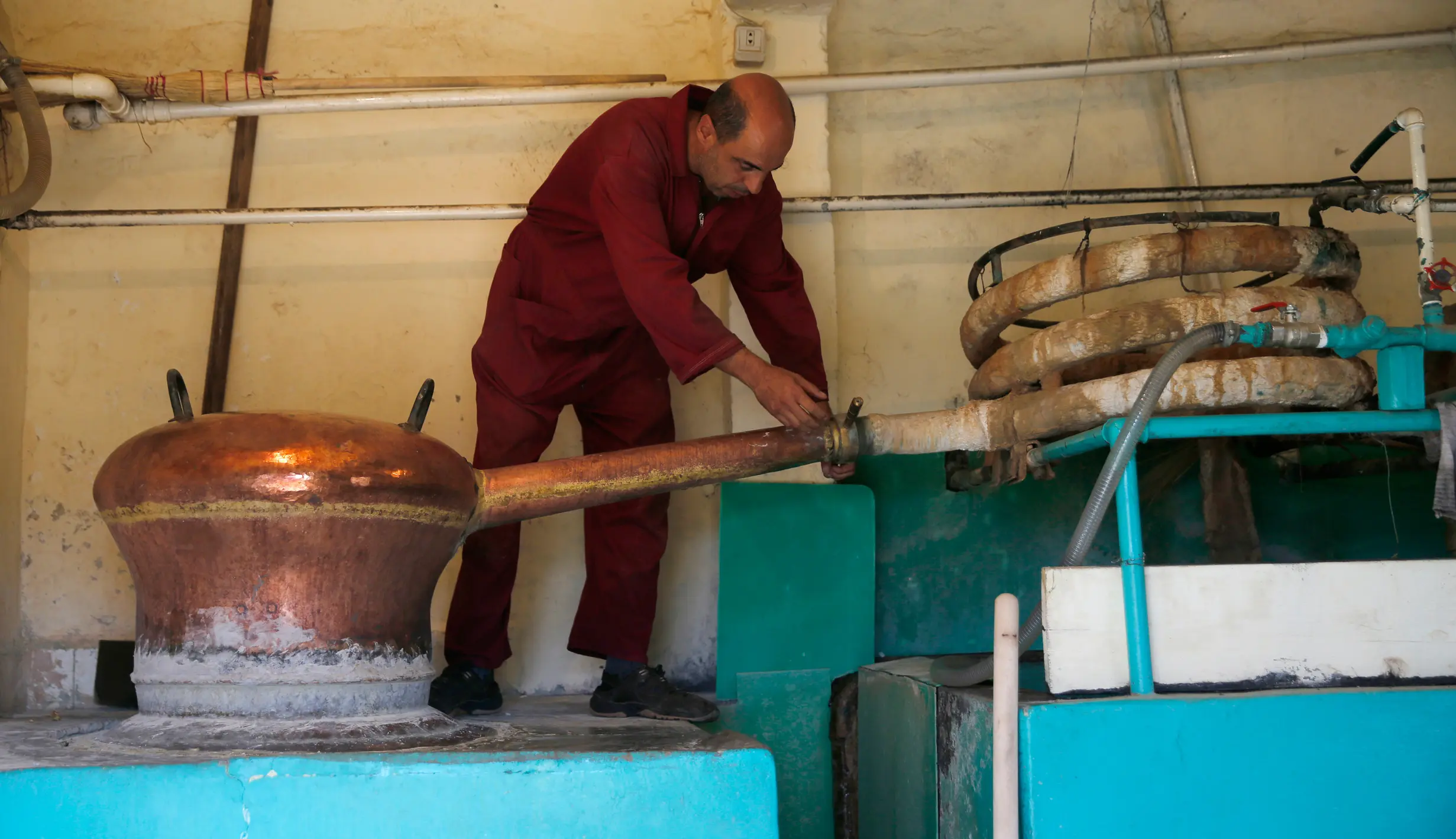 FOTO: Mengintip Pembuatan Arak Tradisional Khas Lebanon - Foto Liputan6.com