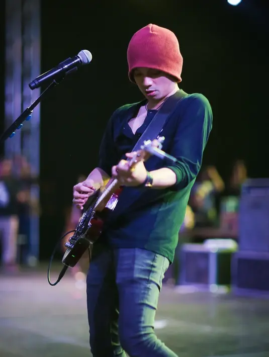 FOTO: Gaya Panggung Oncy Ungu dengan Gitarnya, Mengagumkan - Foto ...