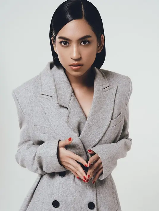 Potret Taskya Namya Pakai Jas Ini Terlihat Elegan, Menawan - Foto ...