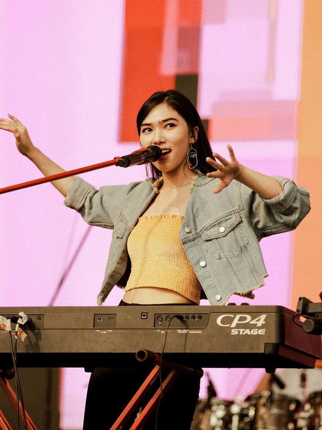 Isyana Sarasvati dan 8 Style Manggung Energik Pakai Crop Top - Fashion ...