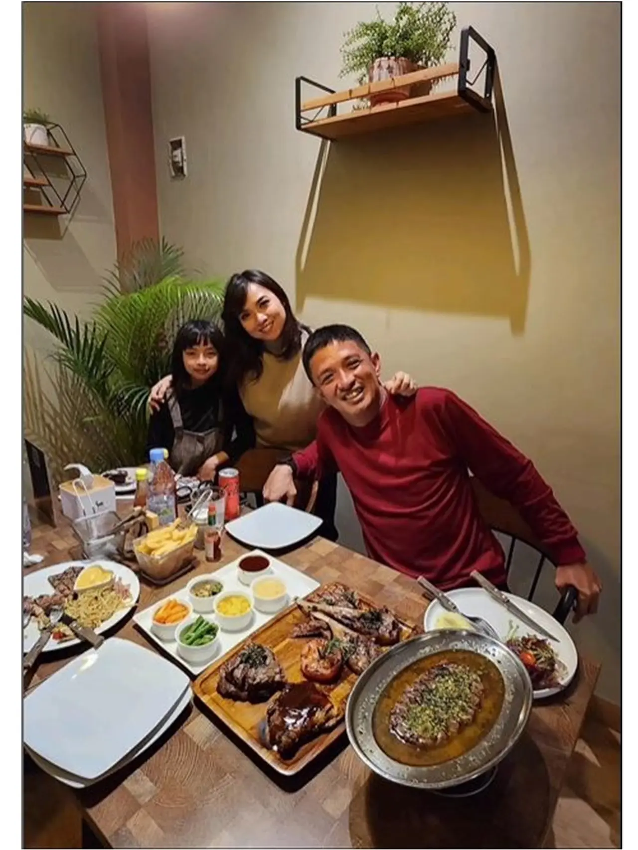 Istri Hamil Anak Kedua, Ini 6 Potret Keluarga Kecil Eza Yayang yang Harmonis - Hot Liputan6.com