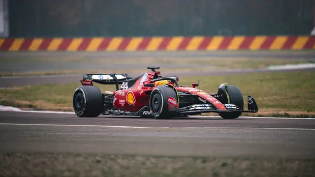 Serupa tapi Tak Sama Lewis Hamilton dan Marc Marquez - MotoGP Bola.com