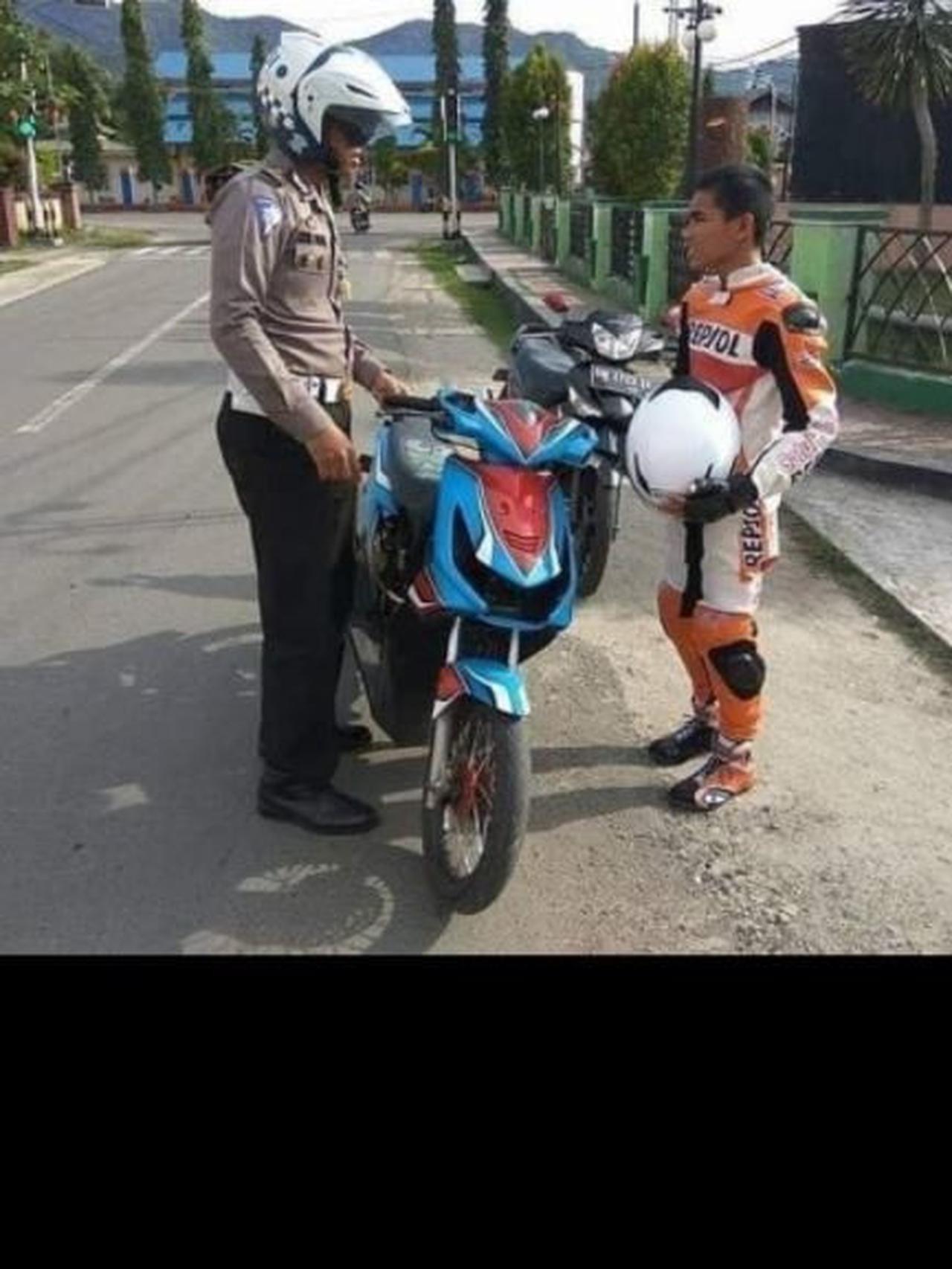 6 Aksi Kocak Polisi saat Adang Pelanggar Lalu Lintas, Ada yang ...