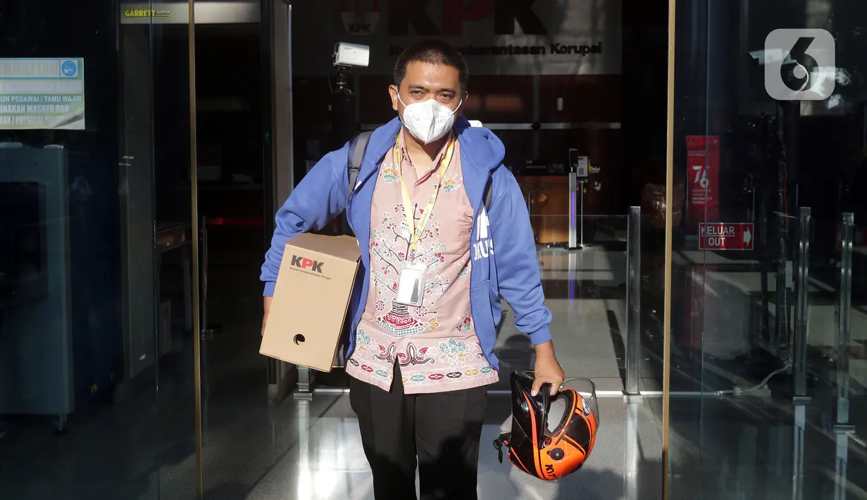 FOTO: Angkut Sebagian Barangnya, Penyidik KPK Yudi Purnomo Tinggalkan ...