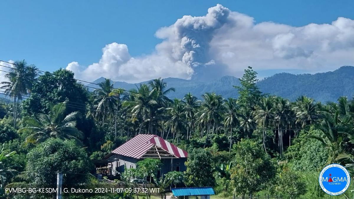 Gunung Dukono Erupsi Dahsyat 1.200 Meter, Pendaki Dilarang Mendekat ke Kawah Malupang Warirang ...