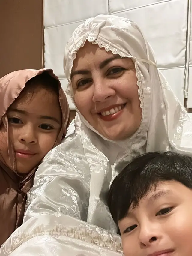 5 Potret Anak Kembar Cynthia Lamusu dan Surya Saputra, Cantik-Tampan Penuh Pesona - Hot Liputan6.com