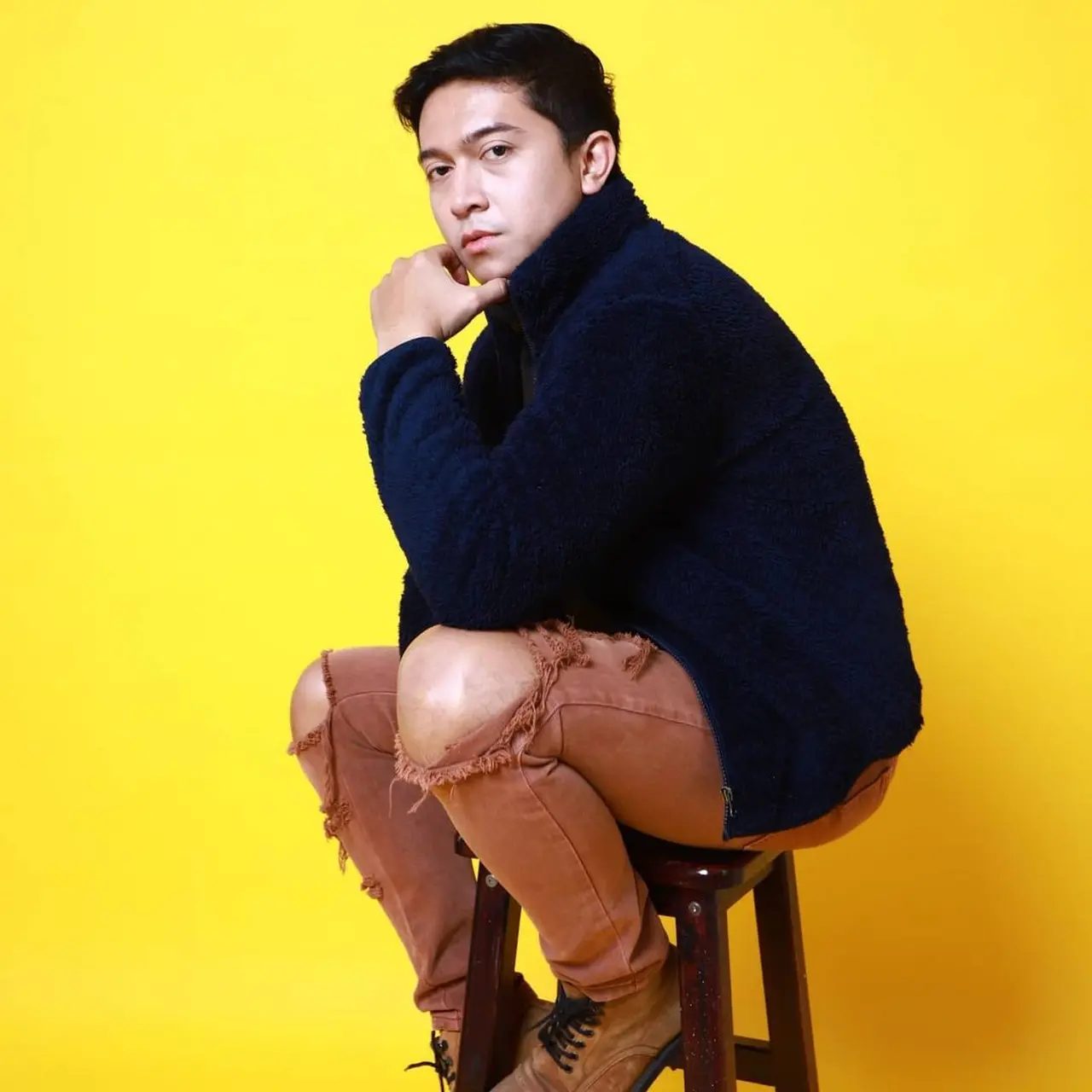 6 Potret Terbaru Putra Dinata, Pemeran Julian di 'Cinta Bersemi di Putih Abu-Abu' - Hot Liputan6.com