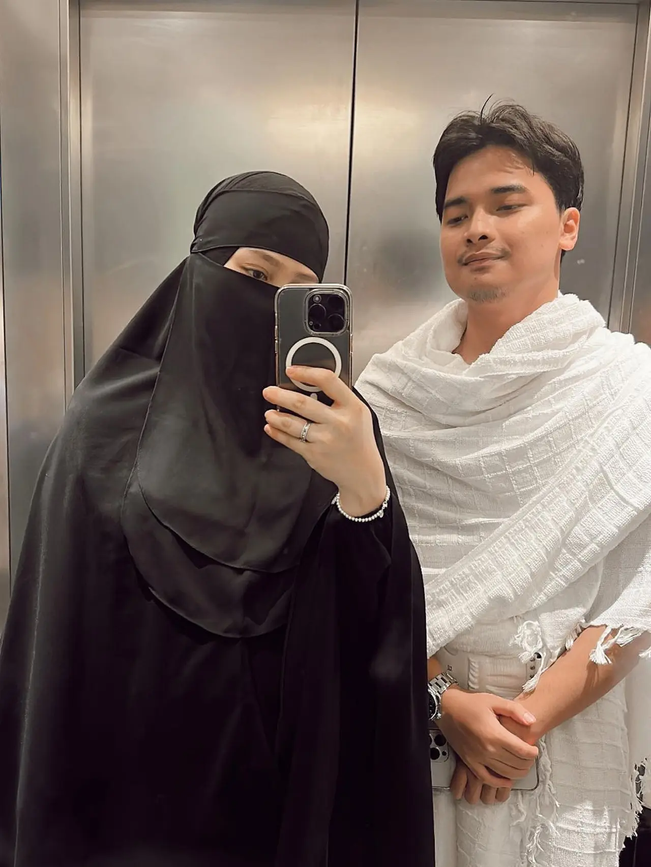 7 Potret Alvin Faiz Umrah Bareng Henny Rahman yang Hamil 7 Bulan, Bagikan Momen Pertama Kali ...