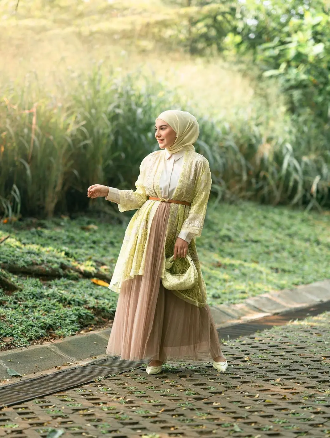 6 Ide Outfit Semi Formal yang Sopan dan Stylish dari Mikha Tambayong ...