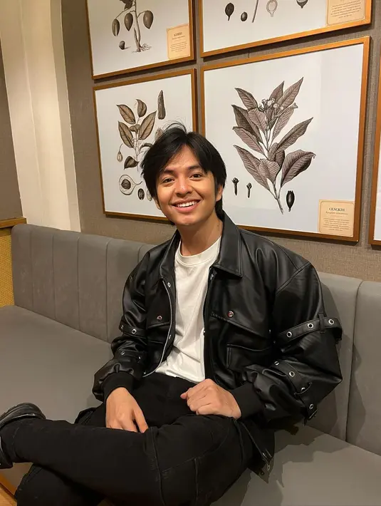 Inspirasi Outfit Diner Angga Yunanda Pakai Jaket Hitam, Punya Vibes ...