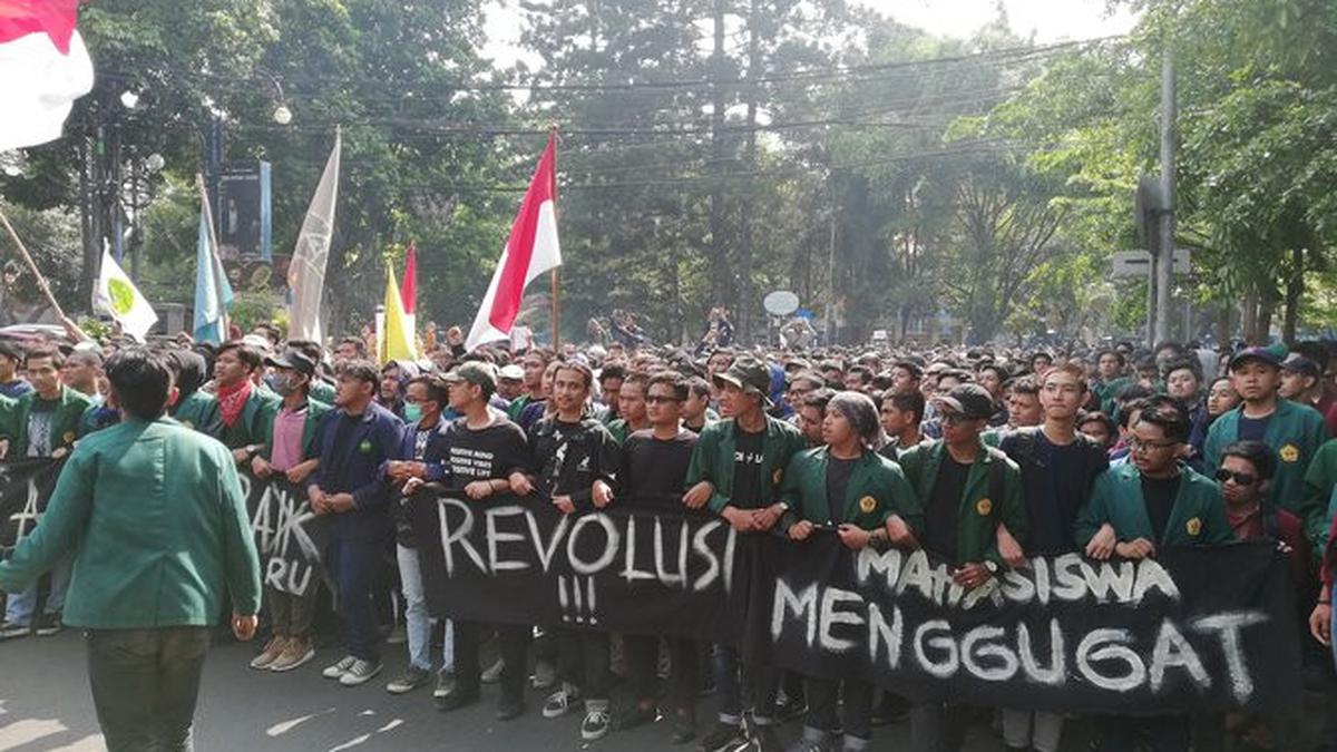 Memanas, Demo Mahasiswa Bandung di Gedung DPRD Jabar Ricuh - News ...