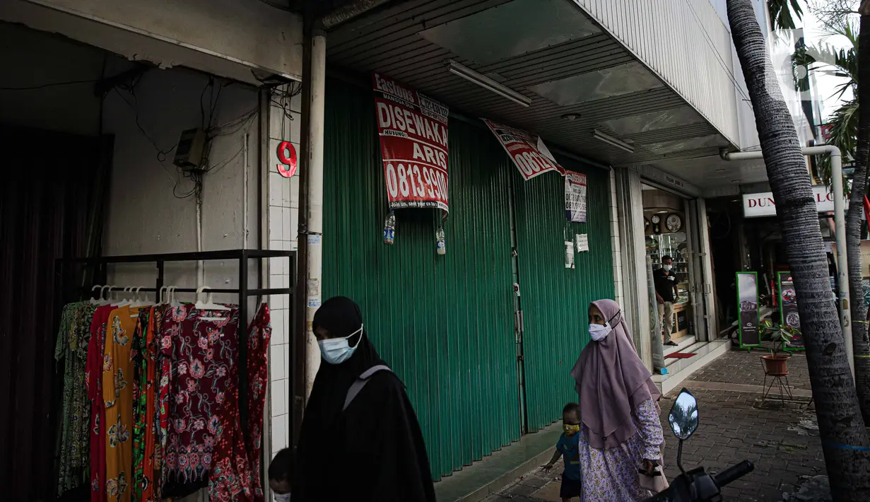 FOTO: Geliat Pasar Baru di Masa PPKM Level 4 - Foto Liputan6.com