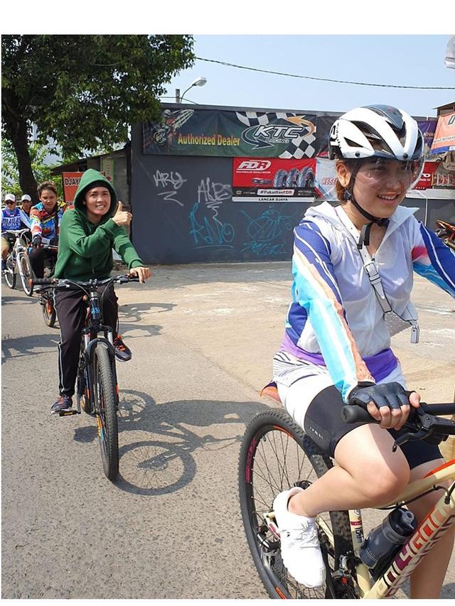 7 Gaya Ayu Ting Ting dengan Hobi Baru Bersepeda, Makin Cantik dan Bugar - Hot Liputan6.com