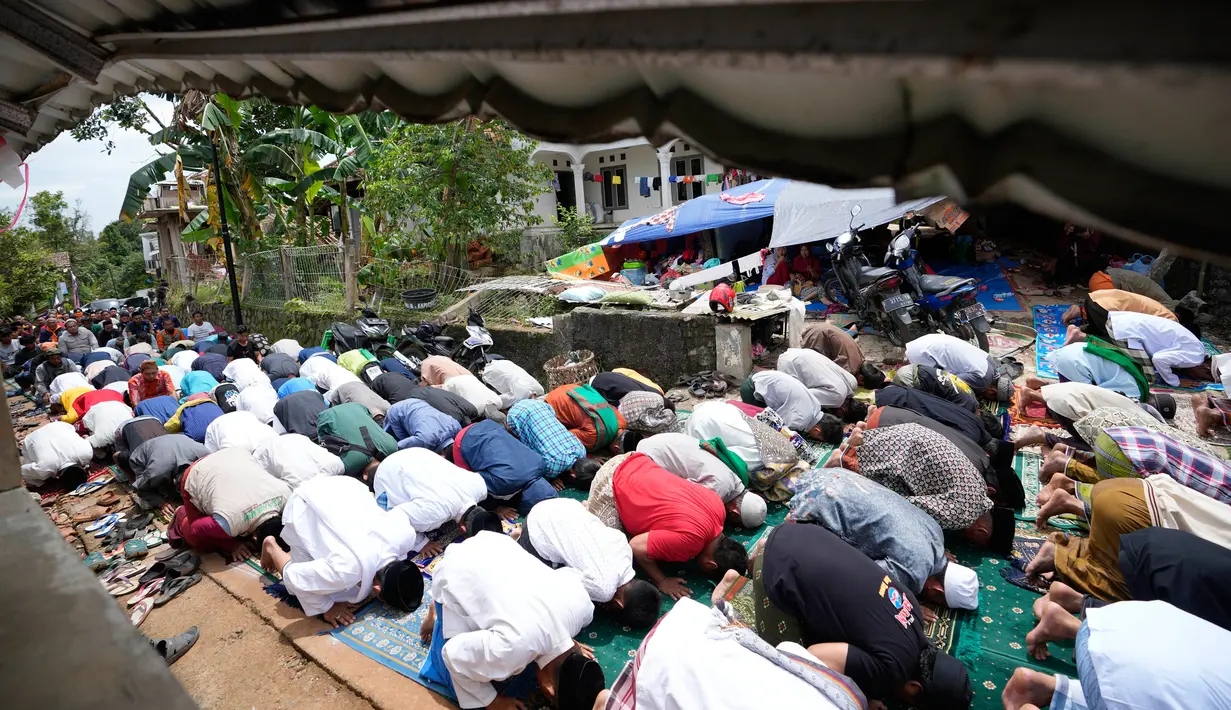 Pelaksanaan Salat Jumat Usai Gempa Mengguncang Cianjur - Foto Liputan6.com