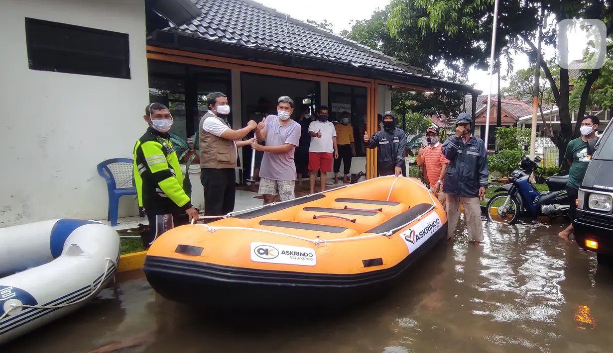 FOTO: Bantu Proses Evakuasi, Askrindo Beri Bantuan Perahu Karet - Foto Liputan6.com