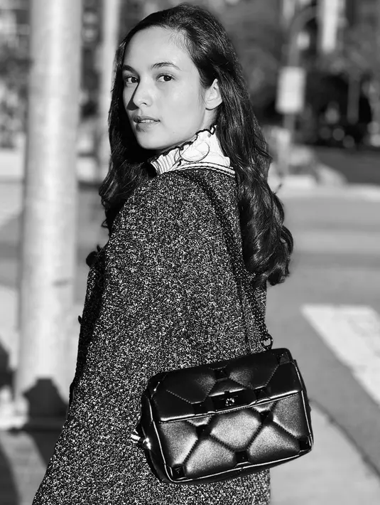 Potret Chelsea Islan dengan Busana Vintage Ini Makin Memesona - Foto ...