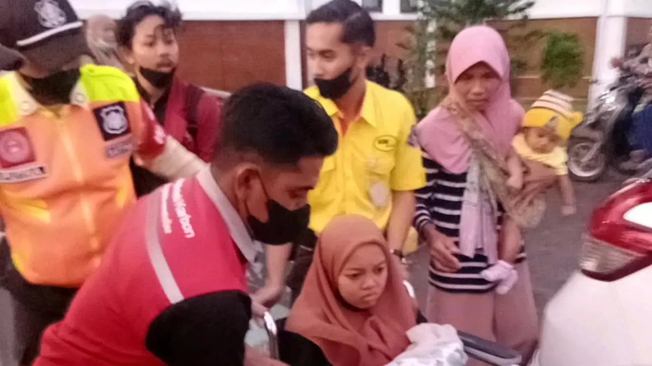 Wanita Melahirkan di Kereta Commuter Line Dhoho Saat Menuju Kediri - Surabaya Liputan6.com