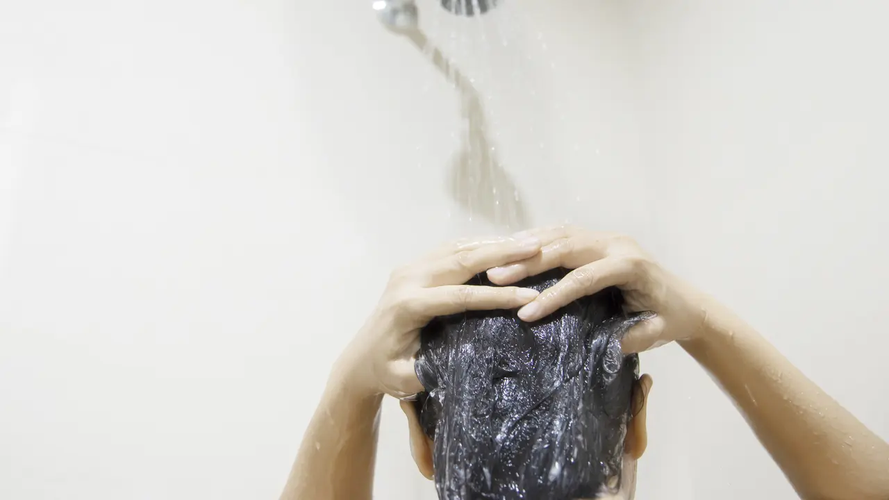 Keramas Setiap Hari Gak Bikin Rambut Sehat, Ini Waktu Ideal yang ...