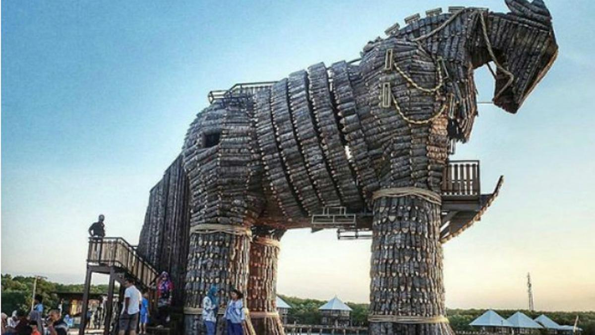 Mengunjungi Patung Kuda Troya Tertinggi se-Asia di Probolinggo