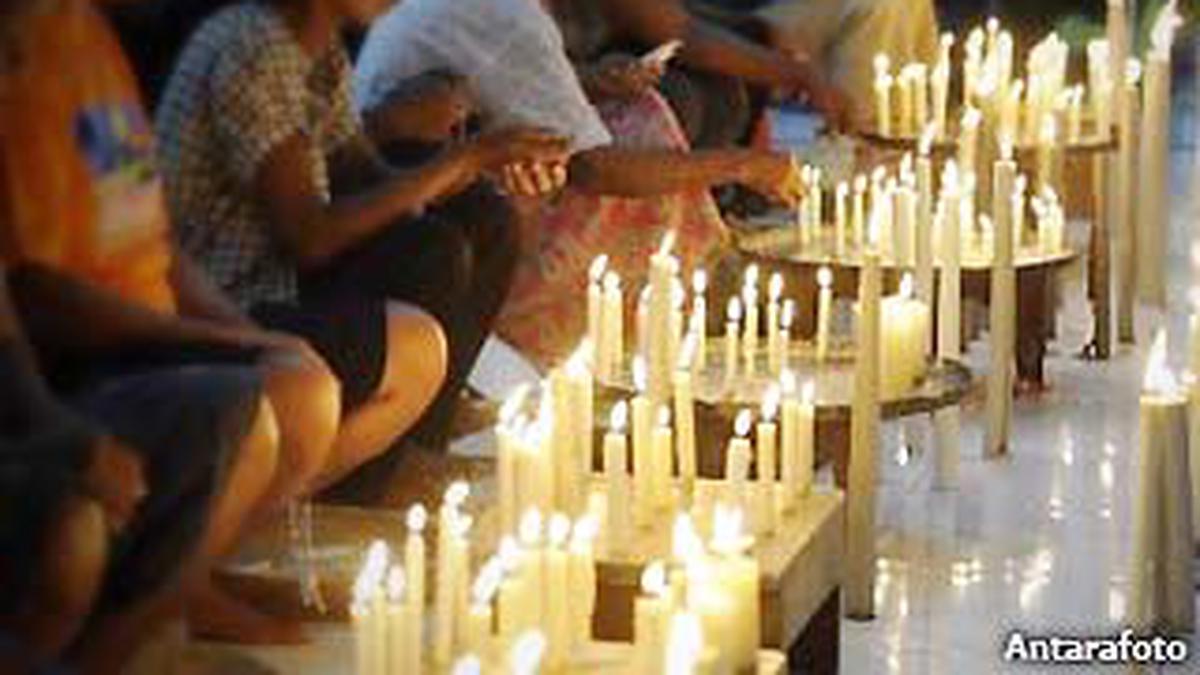 Jelang Paskah, Perajin Lilin Kebanjiran Order