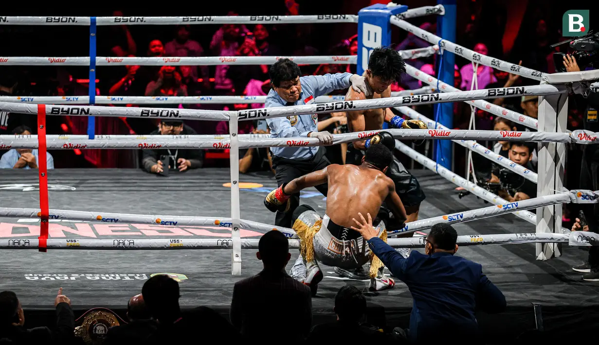 Foto: Sempat Tersudut, Ibas Libas Chima dalam Pro Debut Tinju di Byon ...